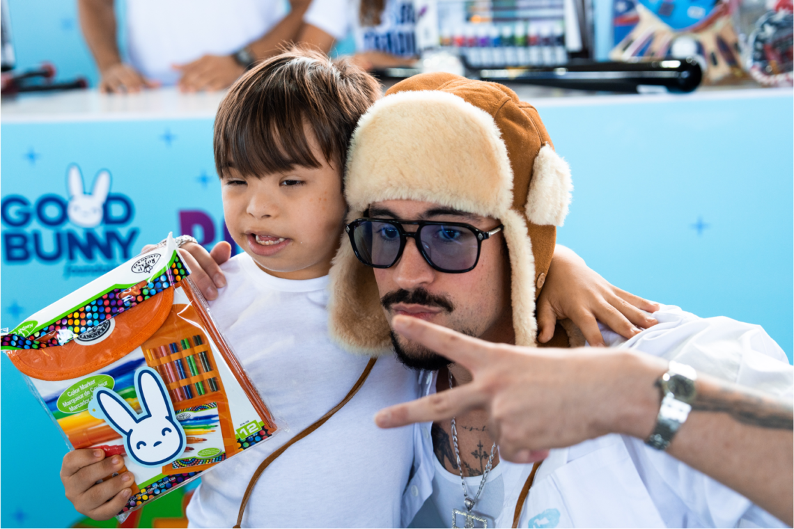 Bad Bunny y su Fundación Good Bunny llevan alegría al Barrio Almirante ...