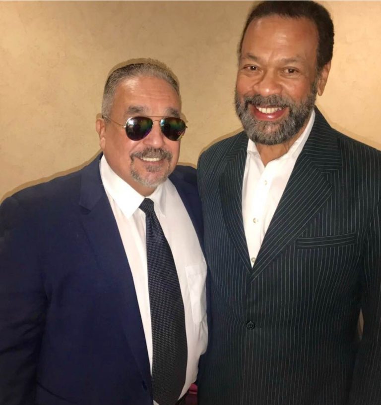 Willie Colón junto al maestro Cucco Peña y la Orquestas Filarmónica de ...